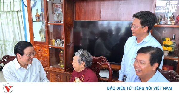 Ủy viên Bộ Chính trị Phan Đình Trạc tặng quà Tết tại Cà Mau